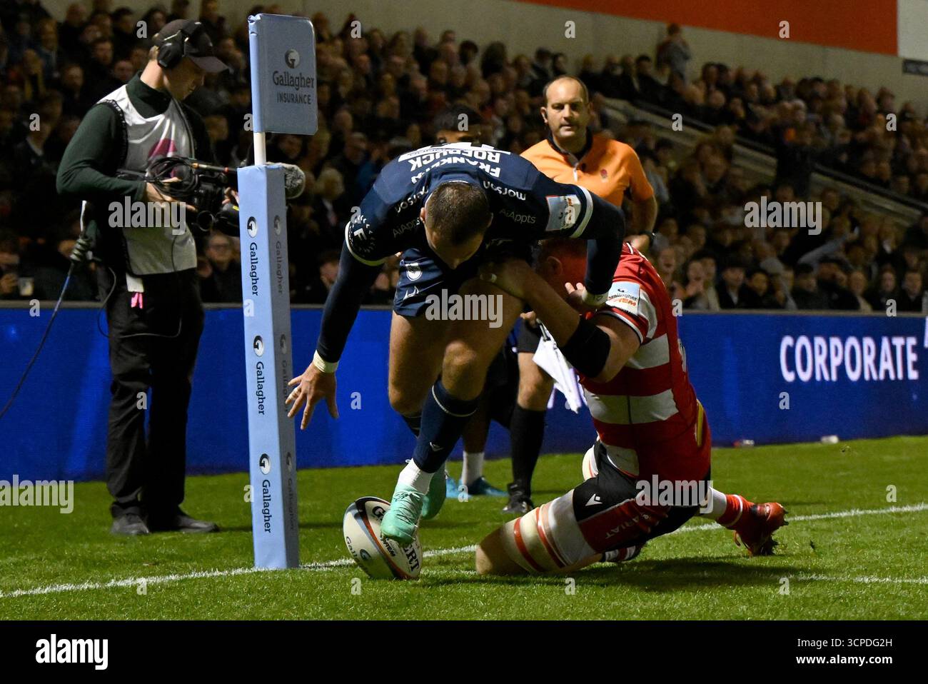 Sale Sharks' Tom Roebuck scores a try during the Gallagher PREM match ...