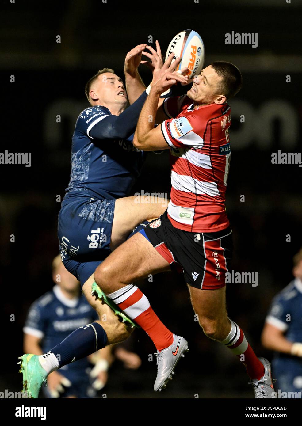 Sale Sharks' Tom Roebuck (left) and Gloucester's Ross Byrne contest a ...