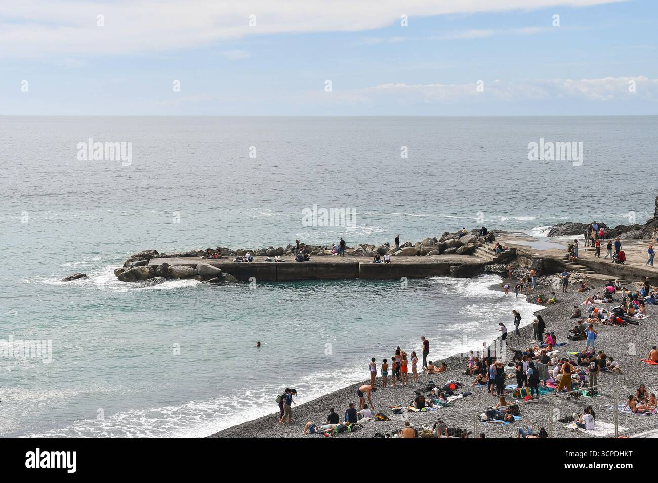 Crowded beach view low angle hi-res stock photography and images - Alamy