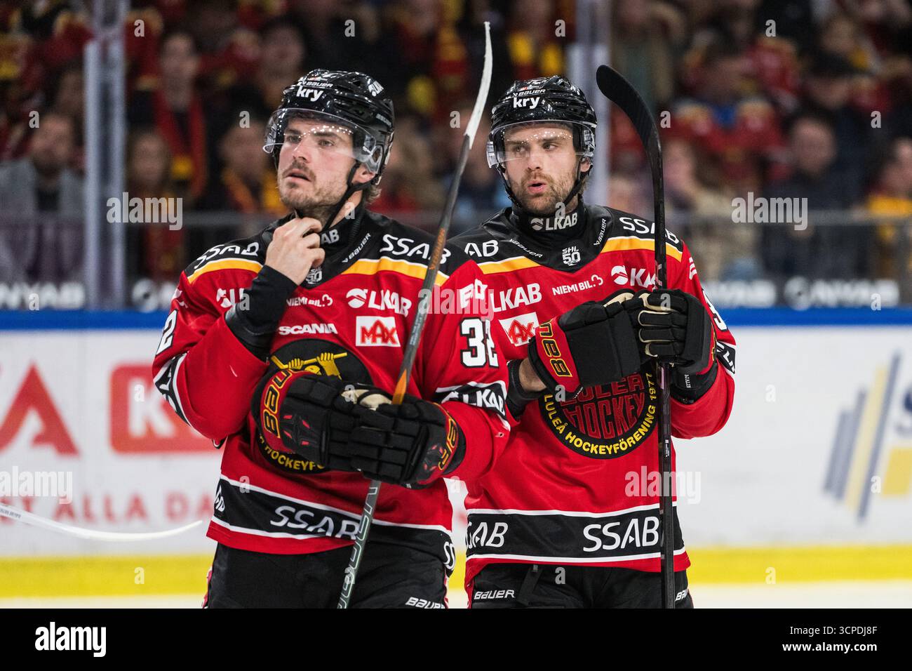 250925 Luleås Oscar Engsund och Pontus Själin deppar efter 1-2 under ...