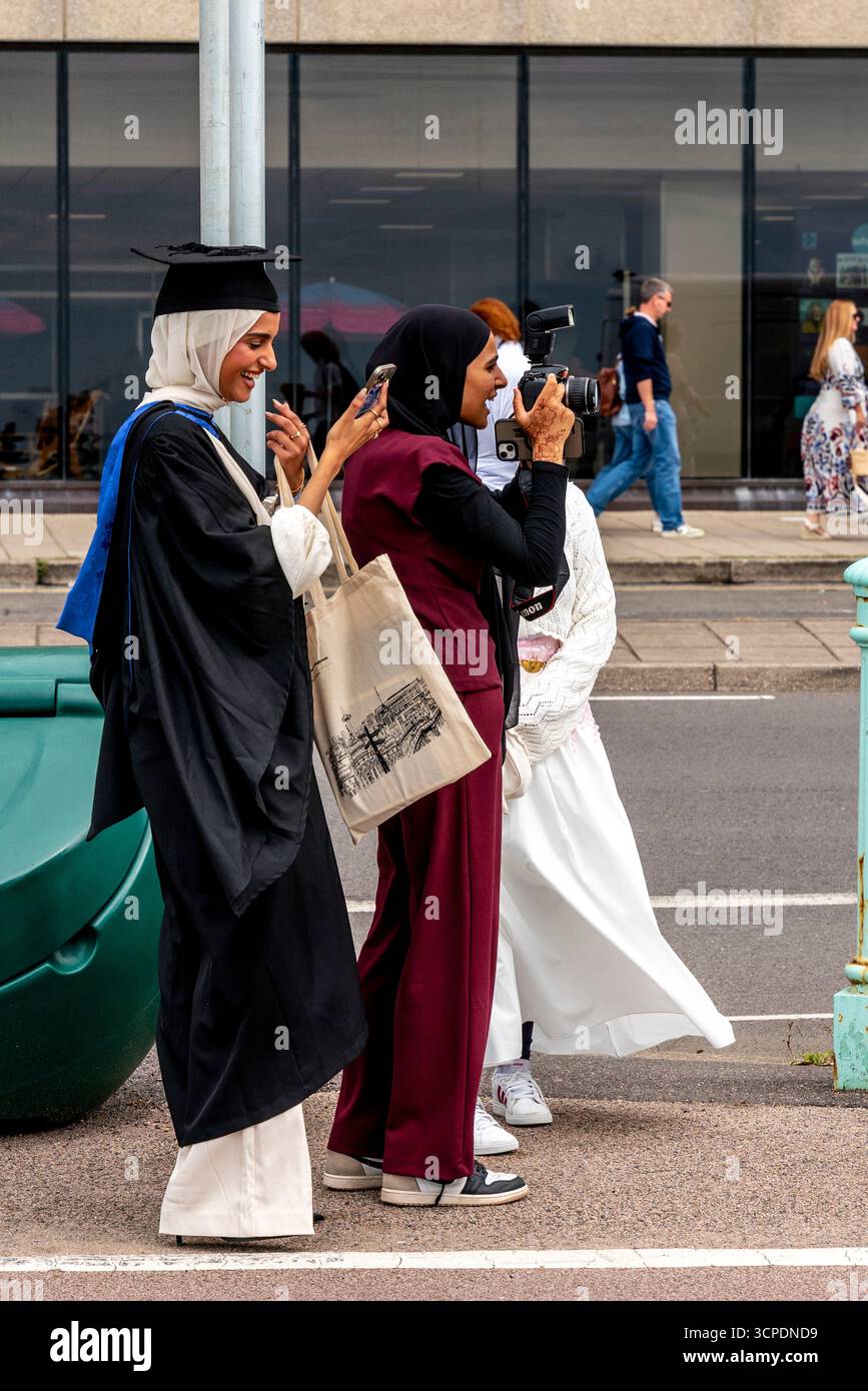 Women graduating hi-res stock photography and images - Alamy