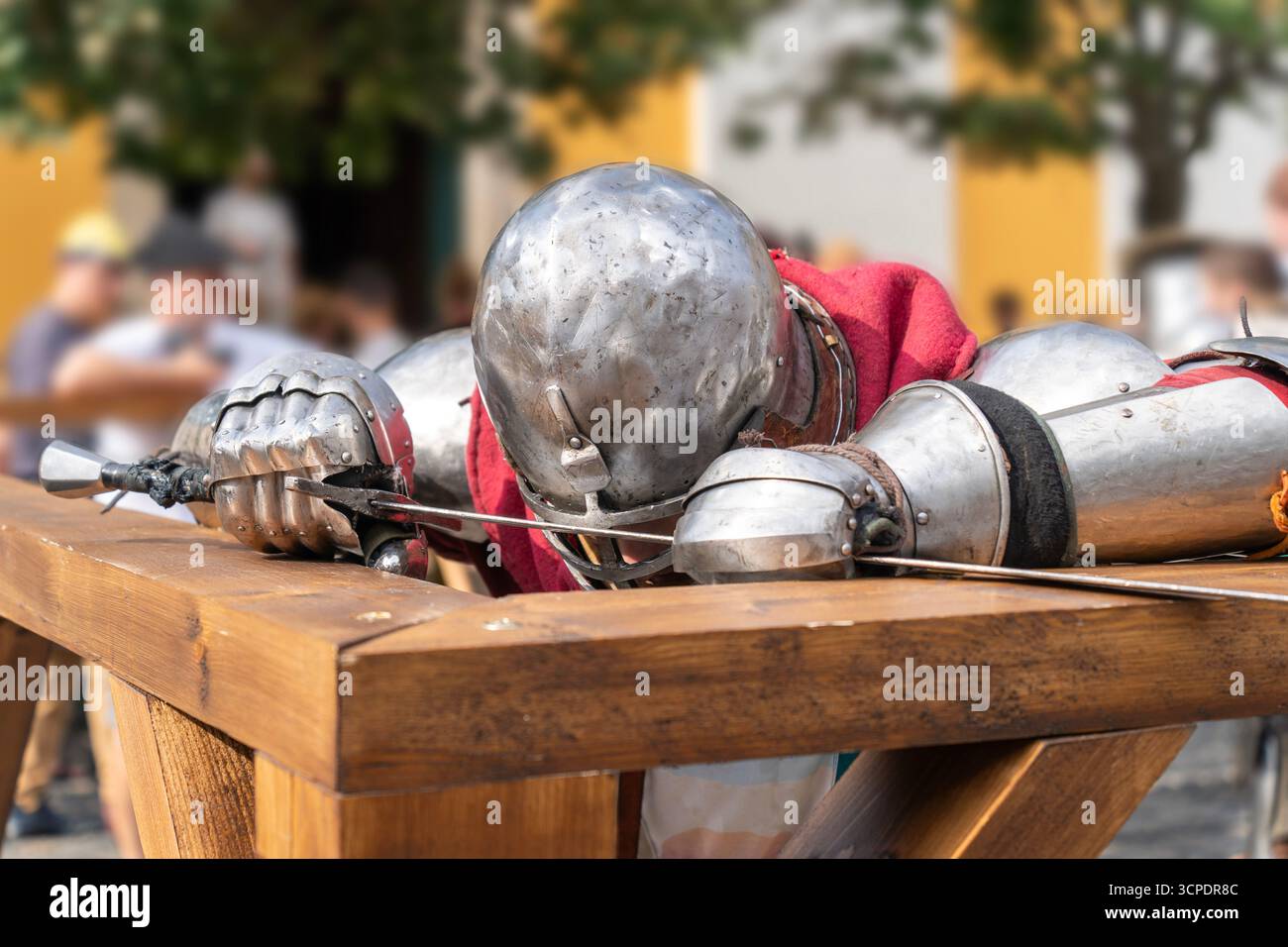 Men in medieval knight hi-res stock photography and images - Alamy