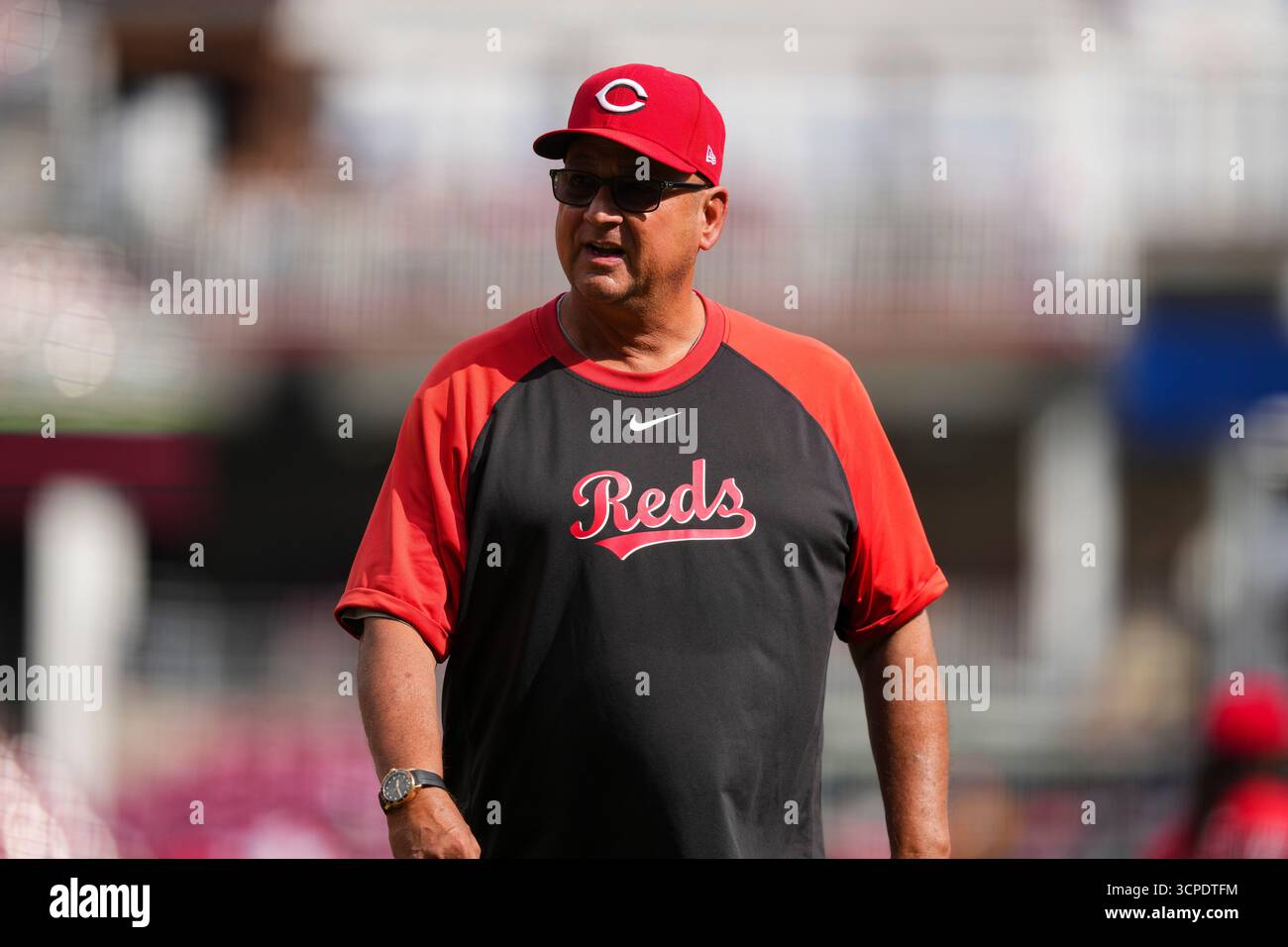 Cincinnati Reds manager Terry Francona walks to the dugout during the ...