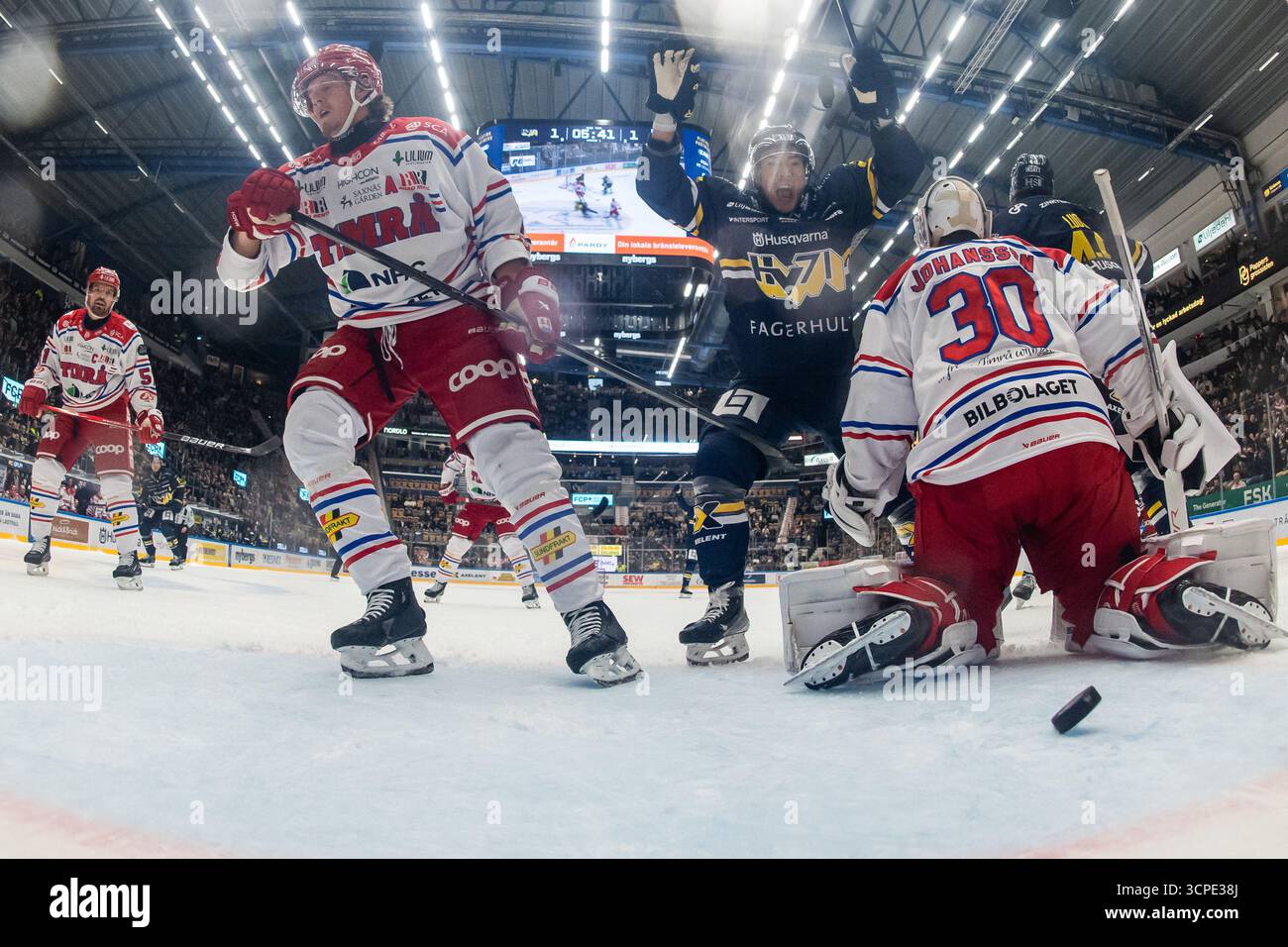 250925 Timrås Marcus Hardegård och målvakt Jacob Johansson deppar medan ...