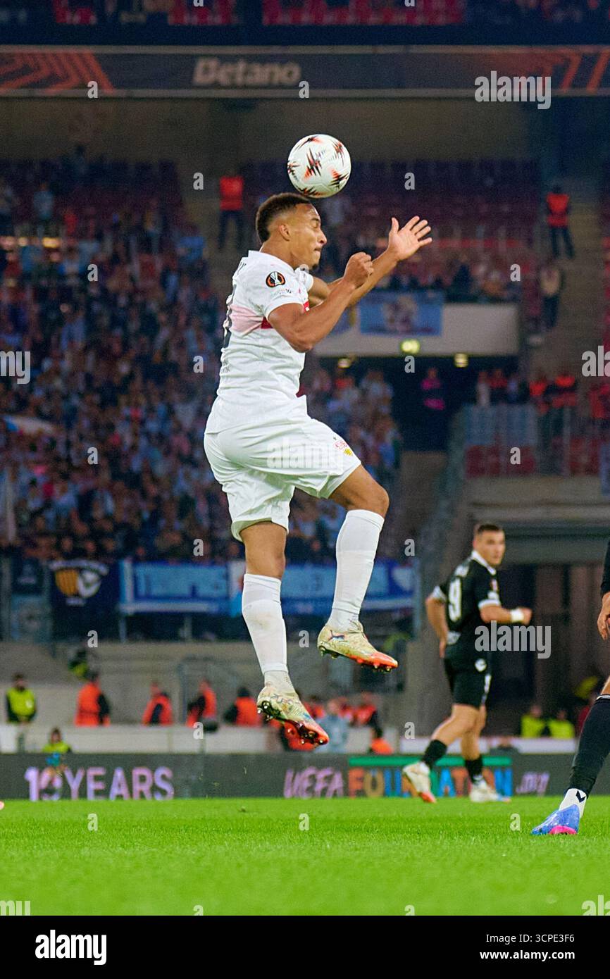 Jamie Leweling (18; VfB Stuttgart) springt hoch und k?pft den Ball UEFA ...