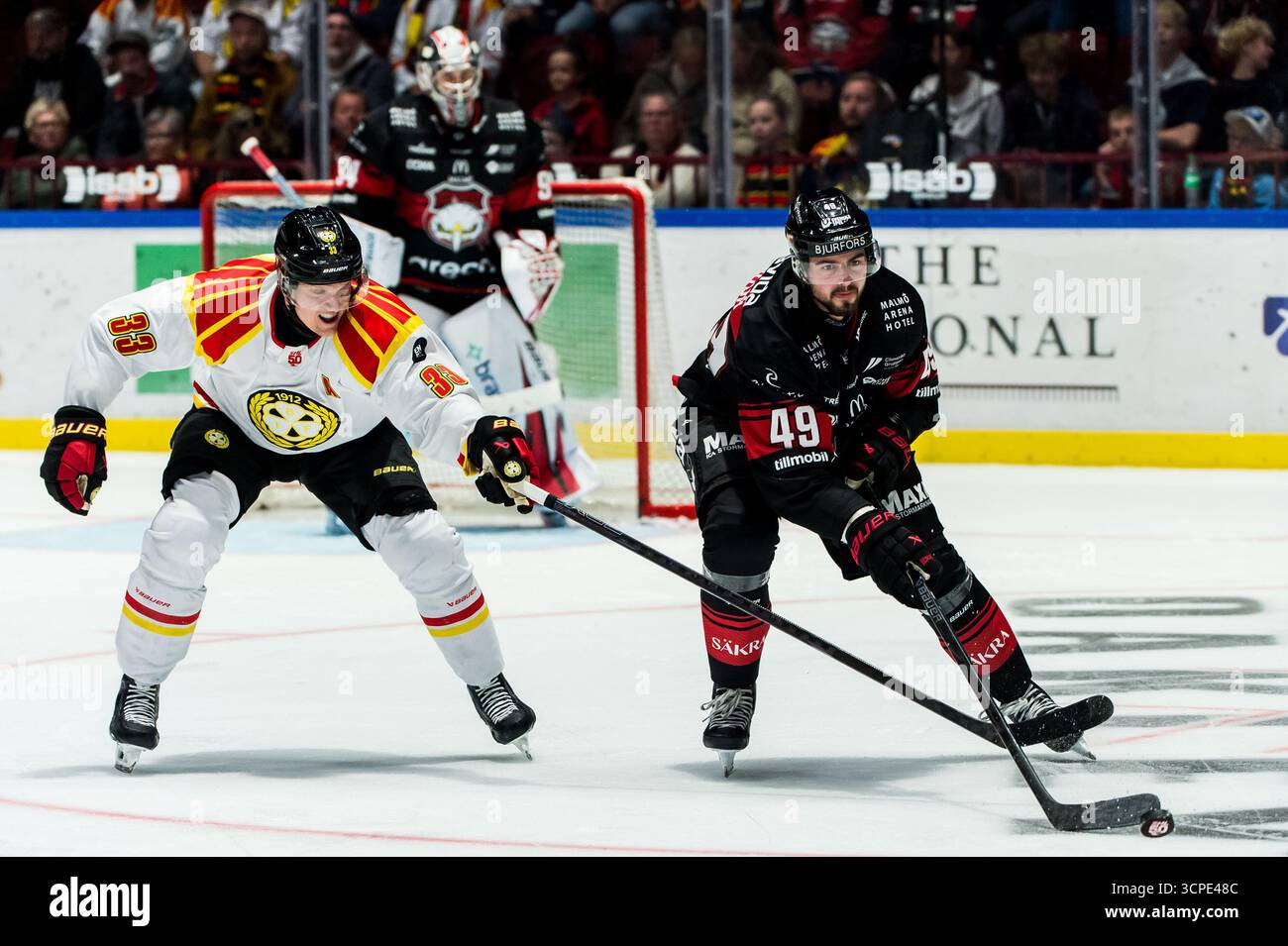 250925 Brynäs Jakob Silfverberg och Malmö Redhawks Seth Barton under ishockeymatchen i SHL ...