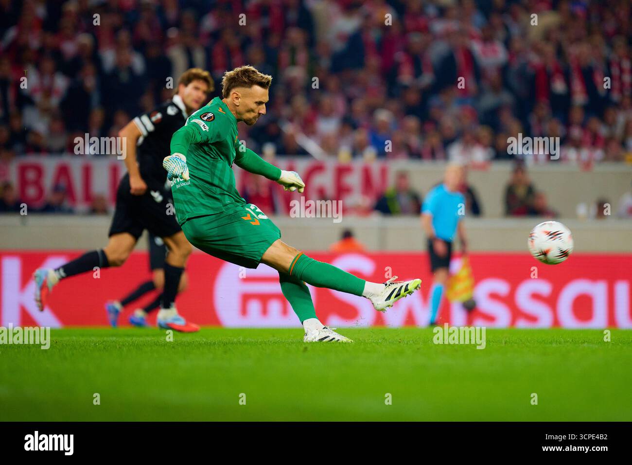 Fabian Bredlow (1; VfB Stuttgart) f?hrt einen Absto? aus UEFA Europa ...