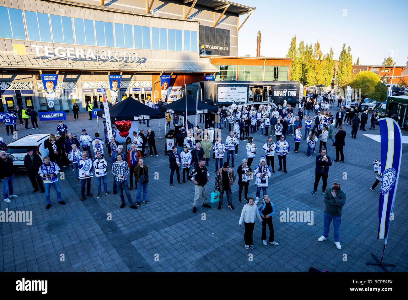 250925 Publik utanför Tegera Arena vid Impact week innan ...