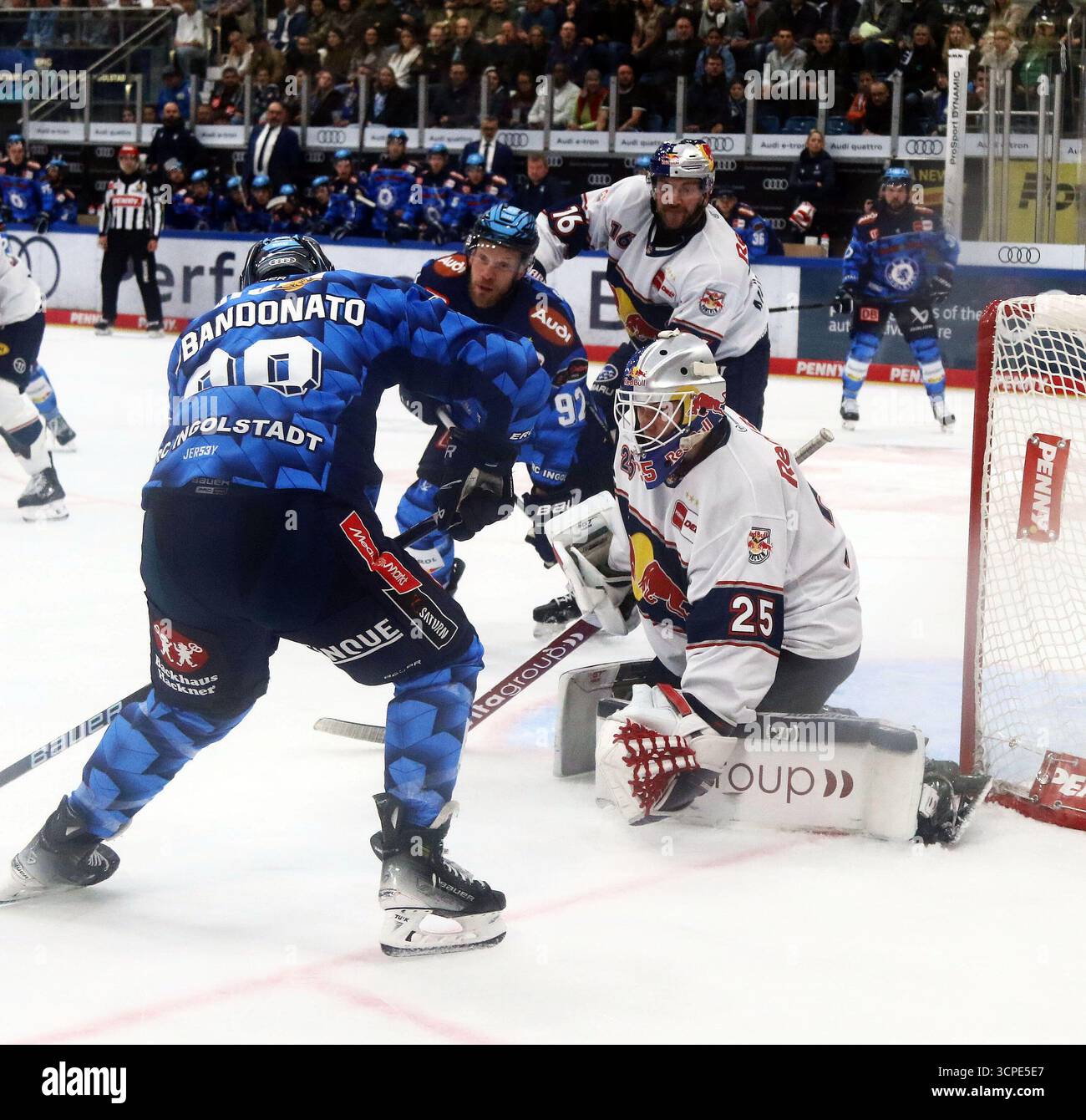 von links vorn Peter ABBANDONATO (Ingolstadt), Goalkeeper Simon WOLF ...