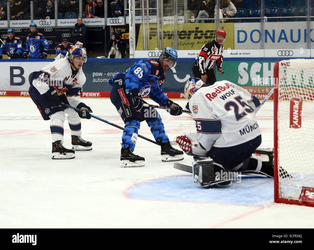 von links Yasin EHLIZ (Muenchen), Luca HAUF (Ingolstadt), Goalkeeper ...