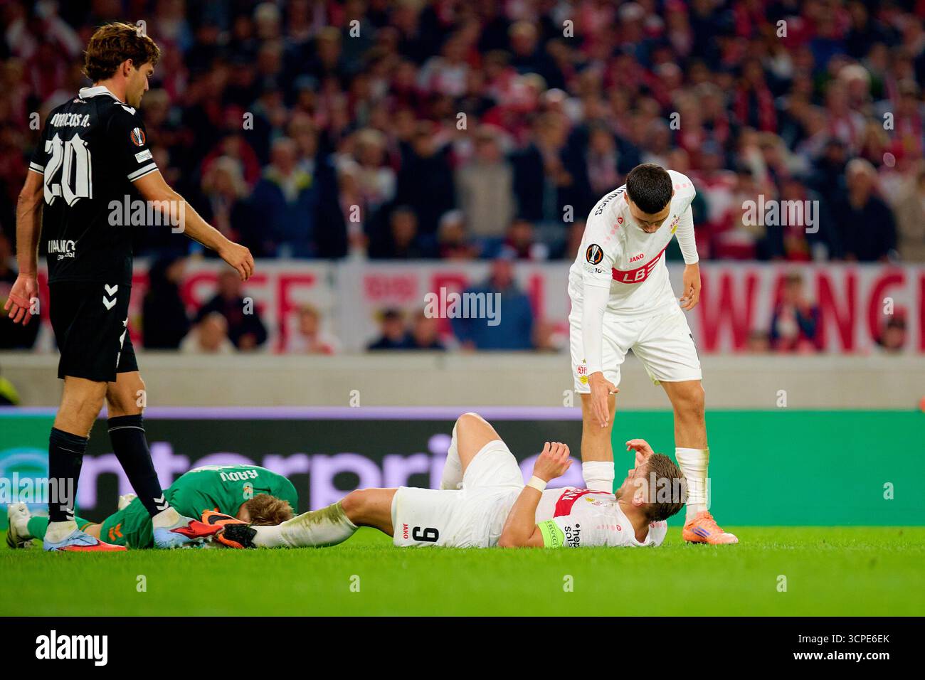 Ermedin Demirovic (9; VfB Stuttgart) liegt am Boden, Maximilian ...
