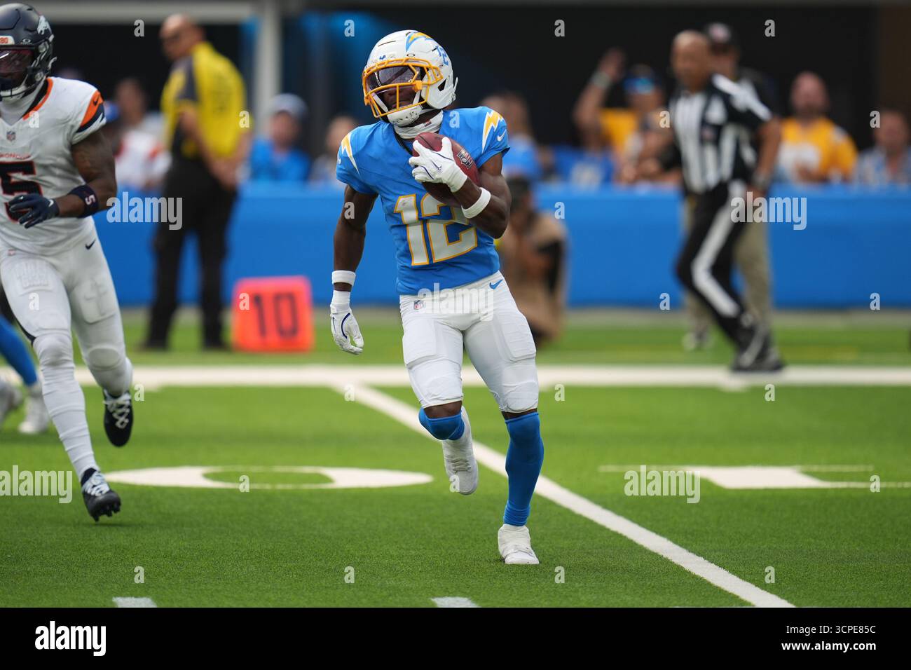 Los Angeles Chargers wide receiver Derius Davis runs with the ball ...