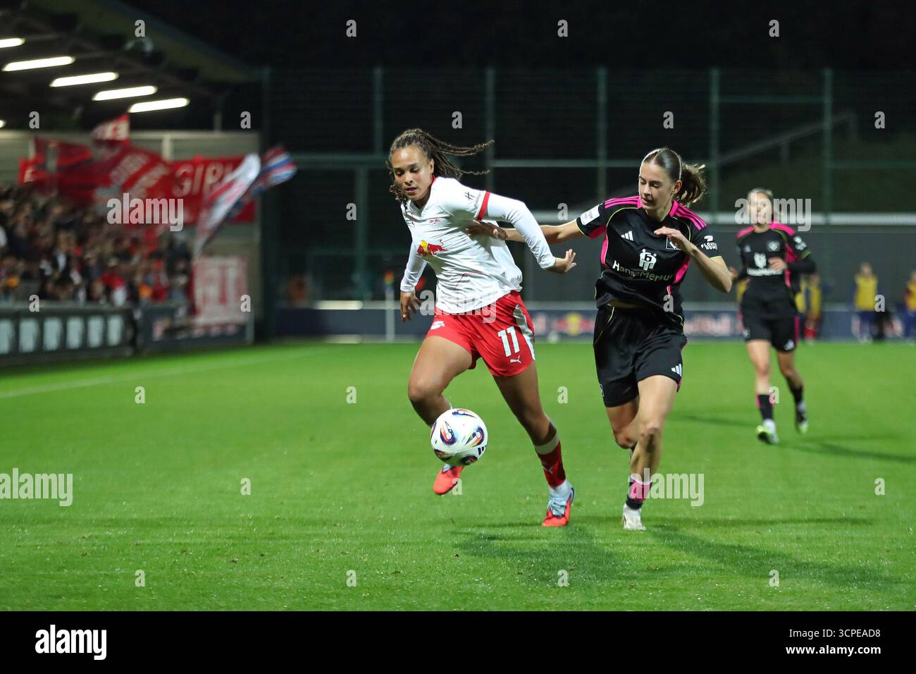 Lisa Baum (11, RB Leipzig) gegen Leni Eggert (29, Hamburger SV). Fu ...