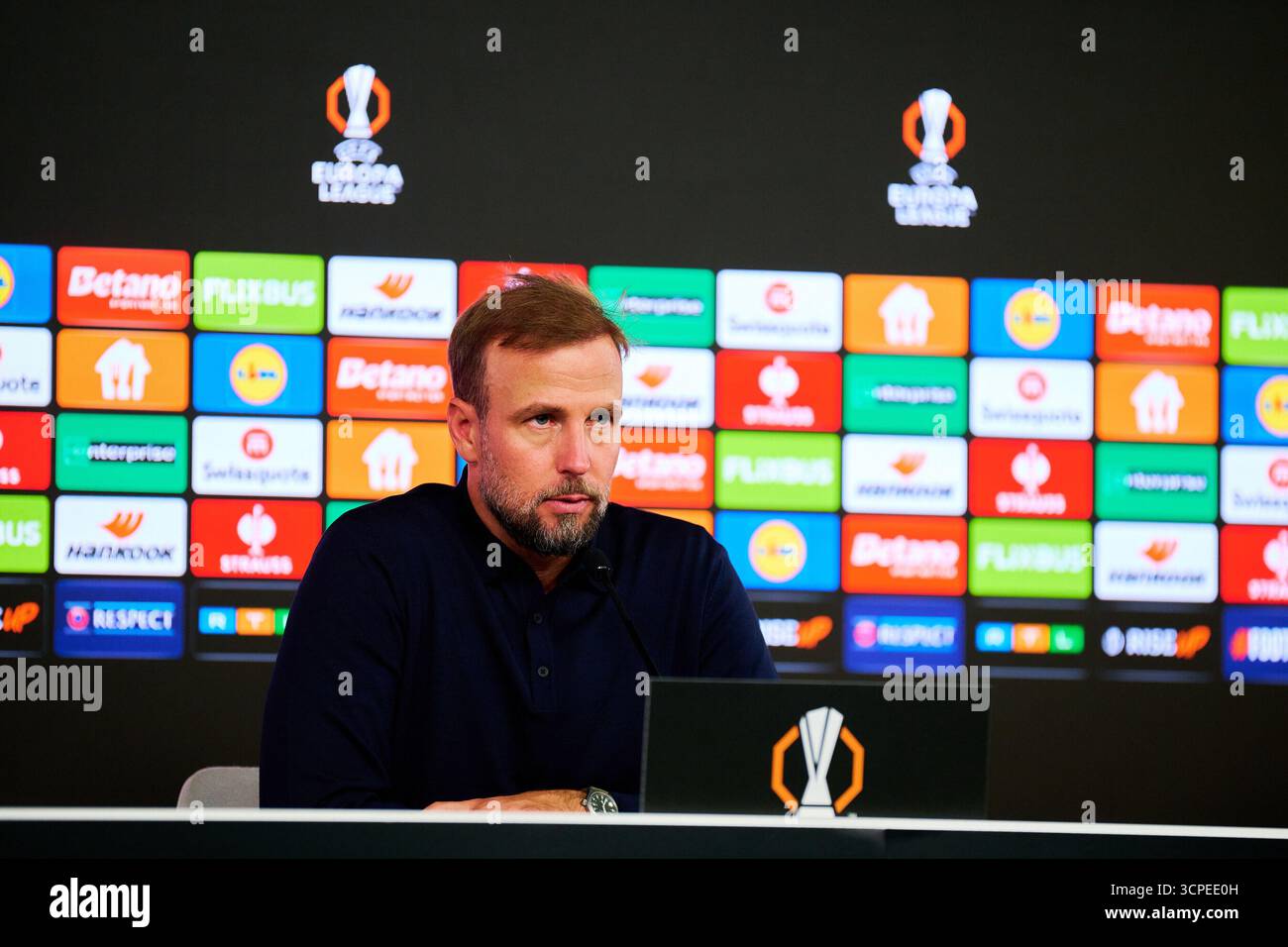 Sebastian Hoene? (Trainer; VfB Stuttgart) bei Pressekonferenz vor UEFA ...