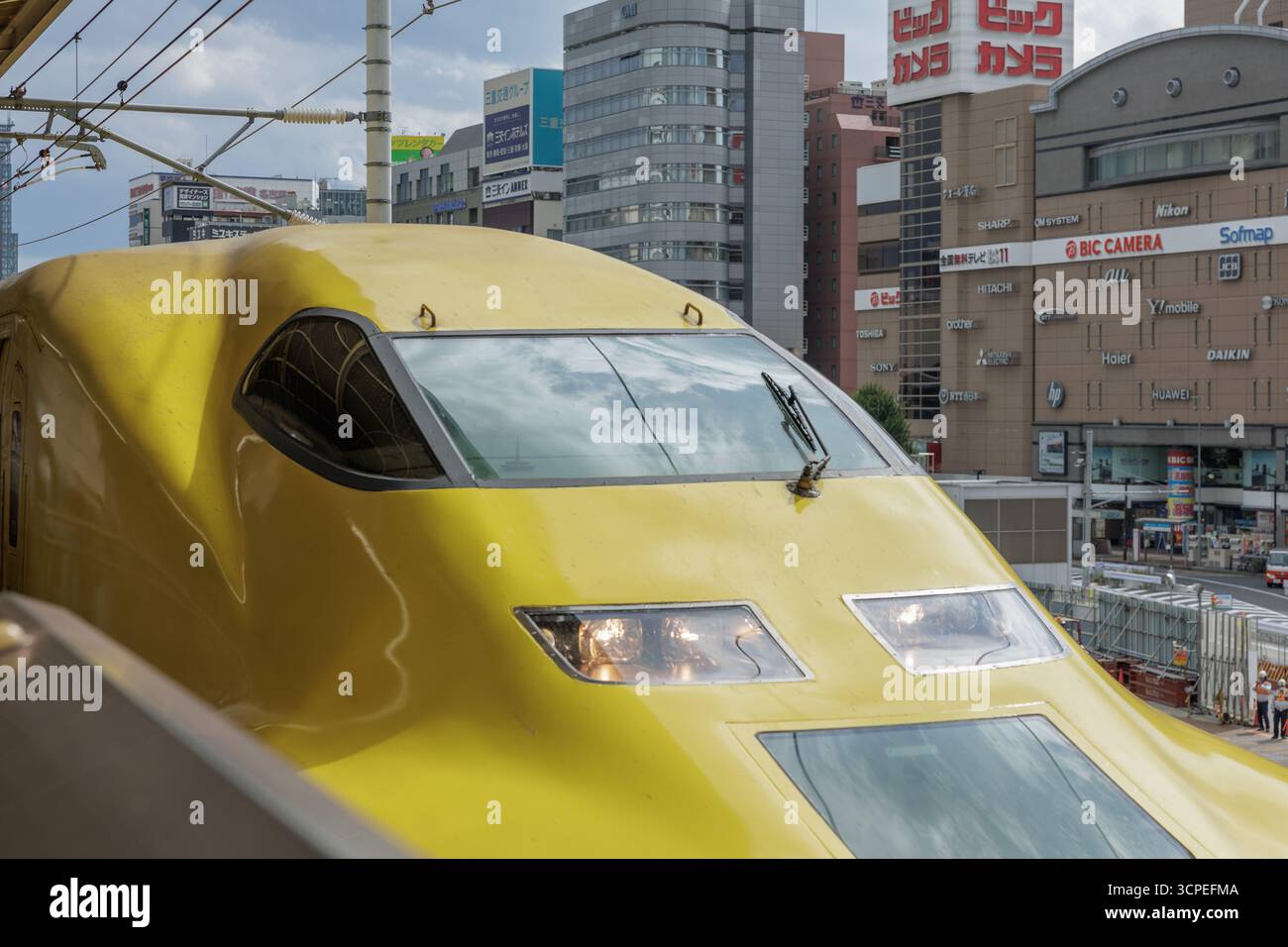 Doctor Yellow's front carriage at Nagoya station. Nicknamed for its ...