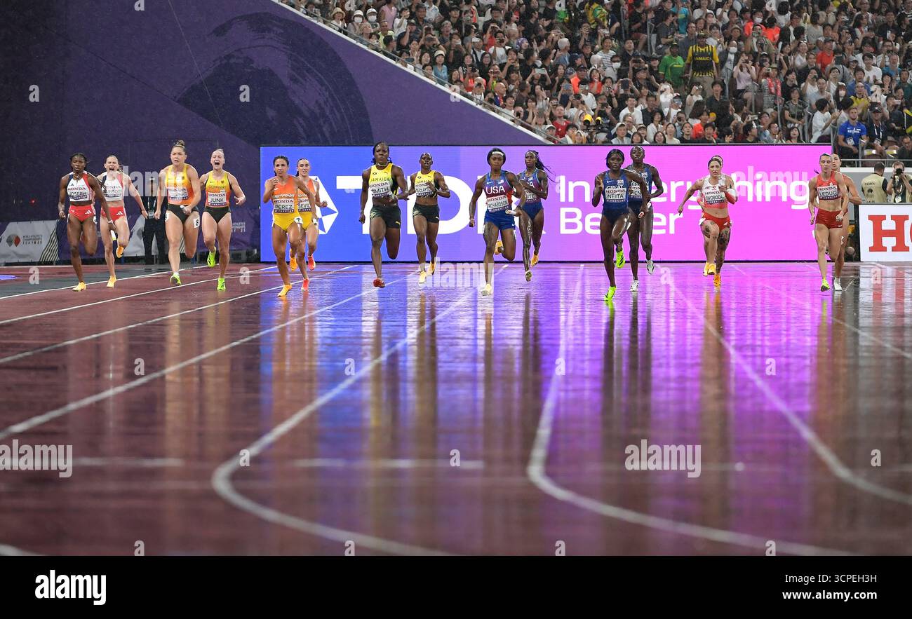 4x100m women’s relay race final at the World Athletics Championships ...