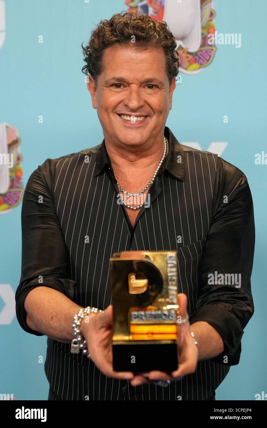 Carlos Vives poses after winning the Agent of Change at Premios ...