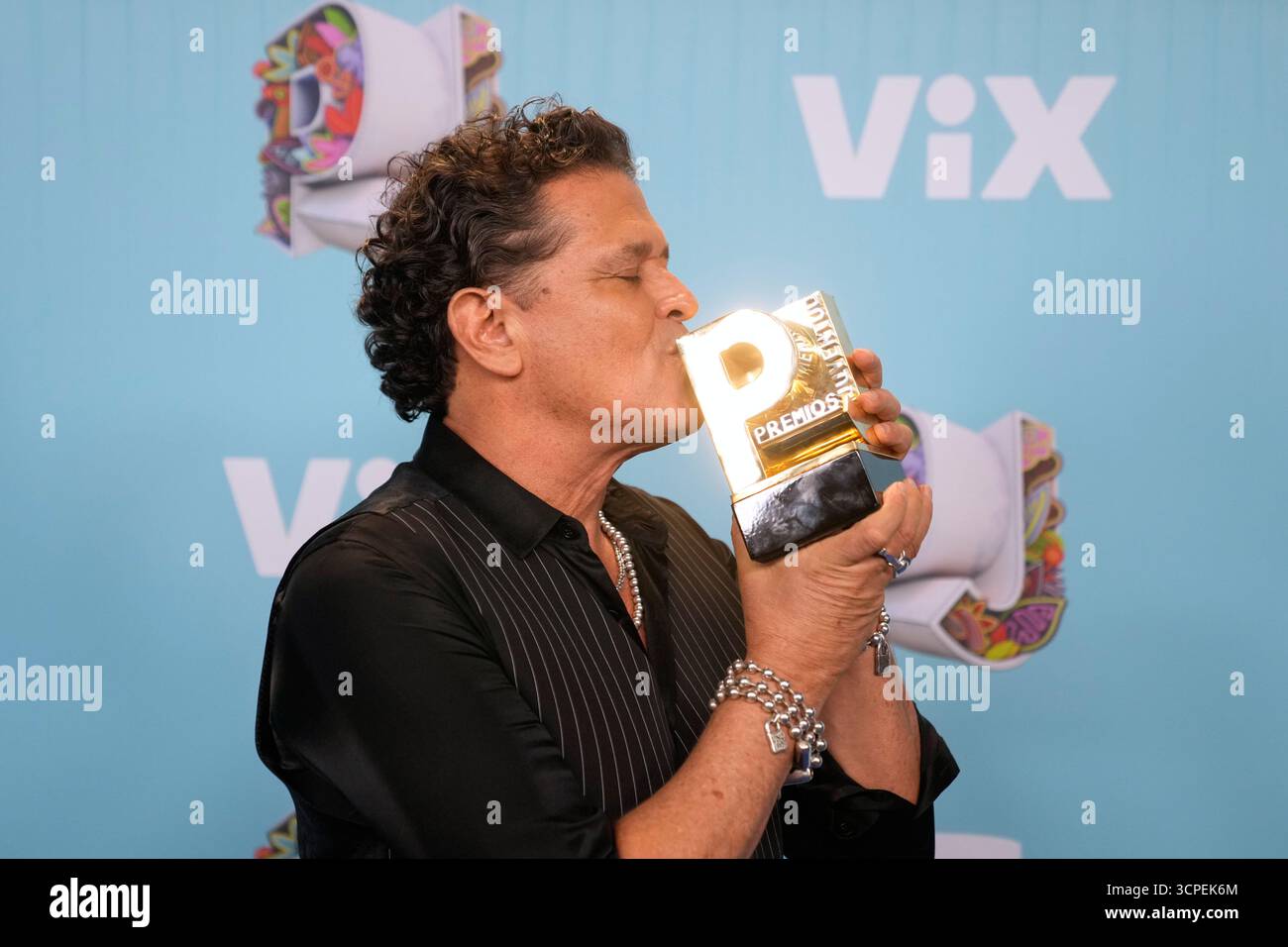Carlos Vives poses after winning the Agent of Change at Premios ...