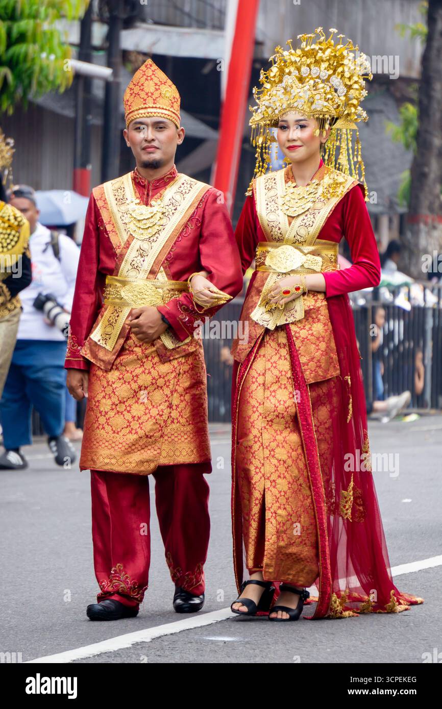 Traditional costume from Riau on the 3rd BEN Carnival Stock Photo - Alamy