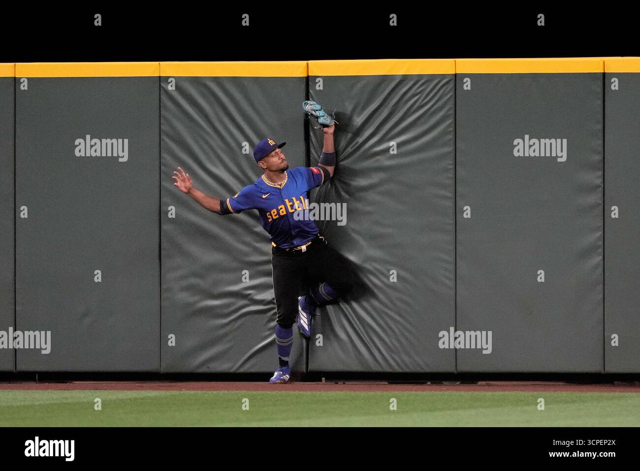 Seattle Mariners center fielder Julio Rodriguez collides with the wall ...