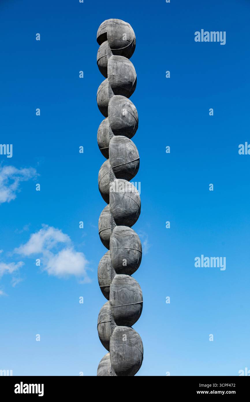 A Totem Pole at Place des Totems - Soleillonautes, Alle Des Arts, Le ...