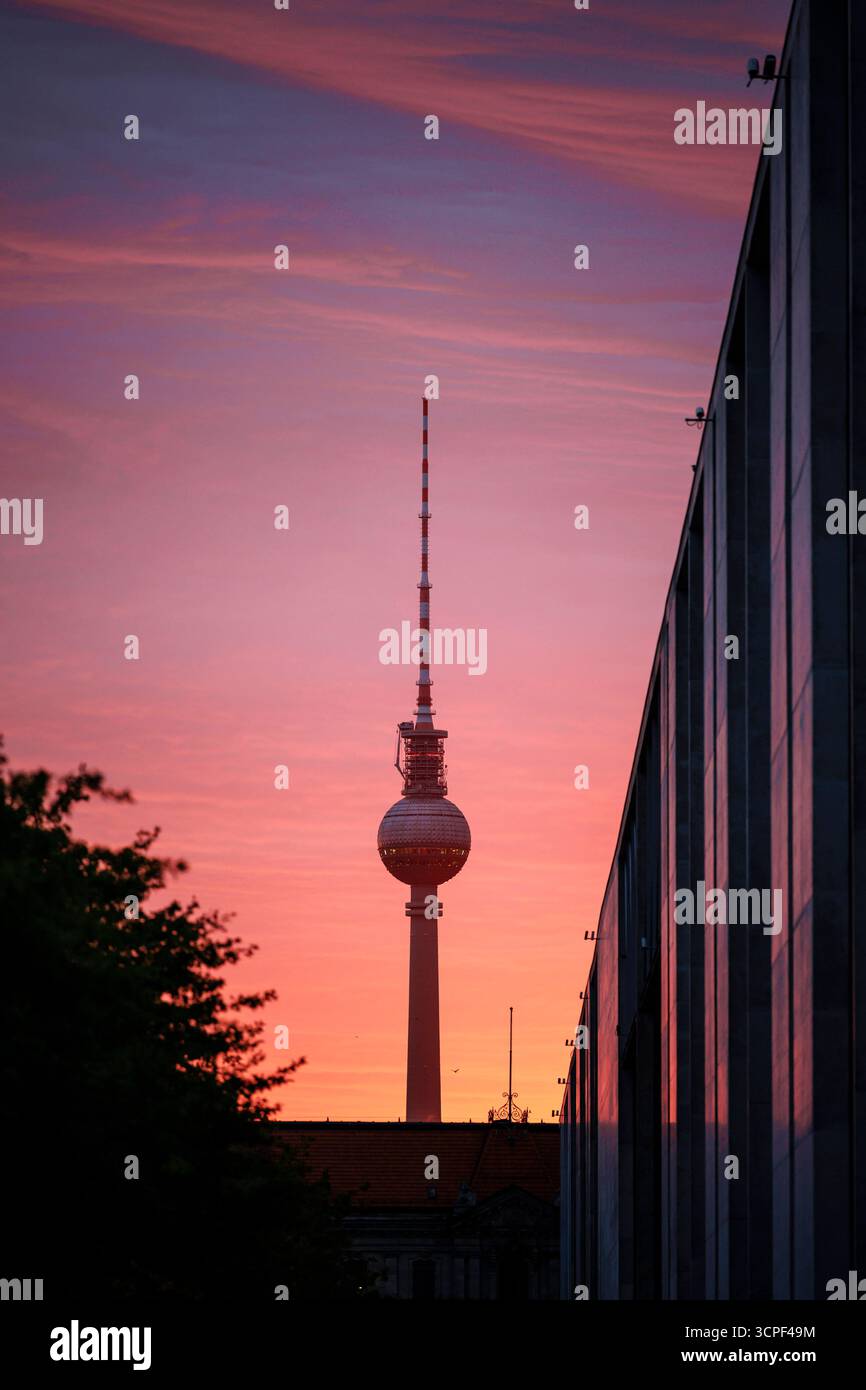 Symbolfoto. Der Berliner Fernsehturm zeichnet sich am fruehen Morgen ...