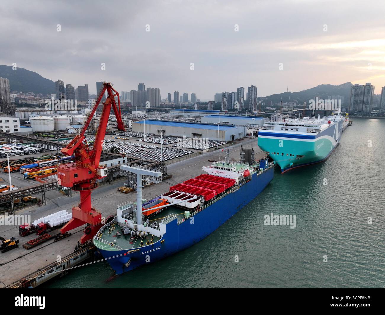 Aerial photo shows export-bound vehicles await loading at Lianyungang ...