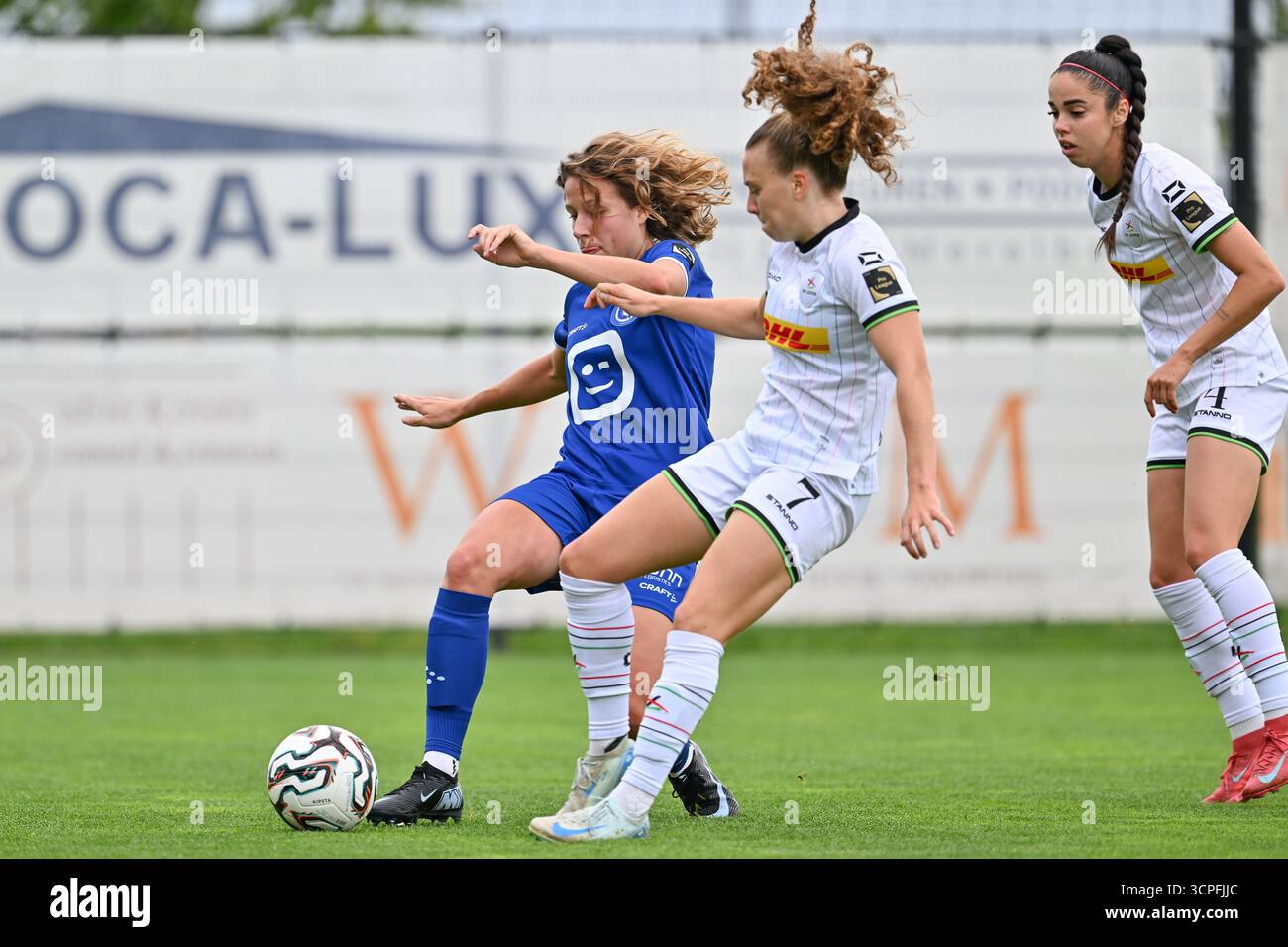 Fleur Van Daele (16) of KAA Gent ladies fighting for the ball with ...