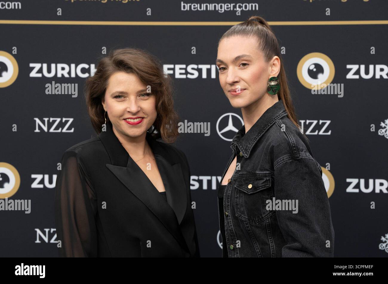 Maria Brendle und Julia Buchmann bei der Festivaleröffnung mit der ...