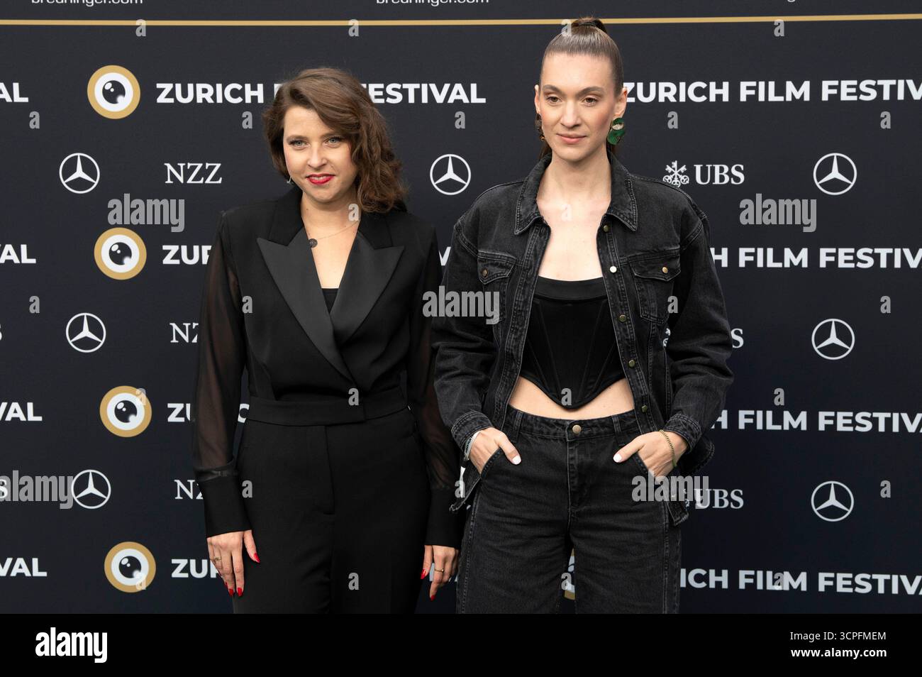 Maria Brendle und Julia Buchmann bei der Festivaleröffnung mit der ...