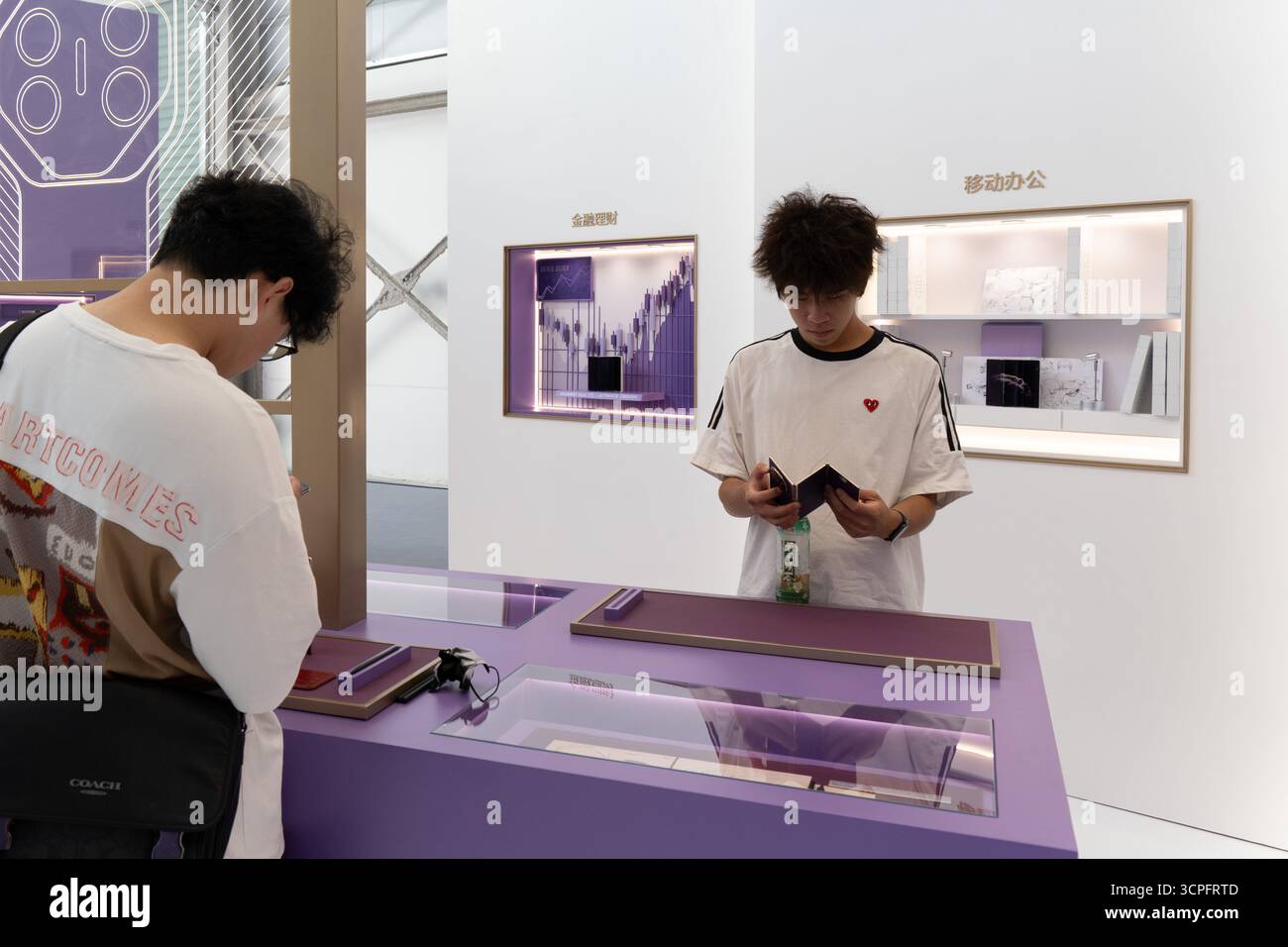 SHANGHAI, CHINA - SEPTEMBER 26, 2025 - The audience visited HUAWEI ...