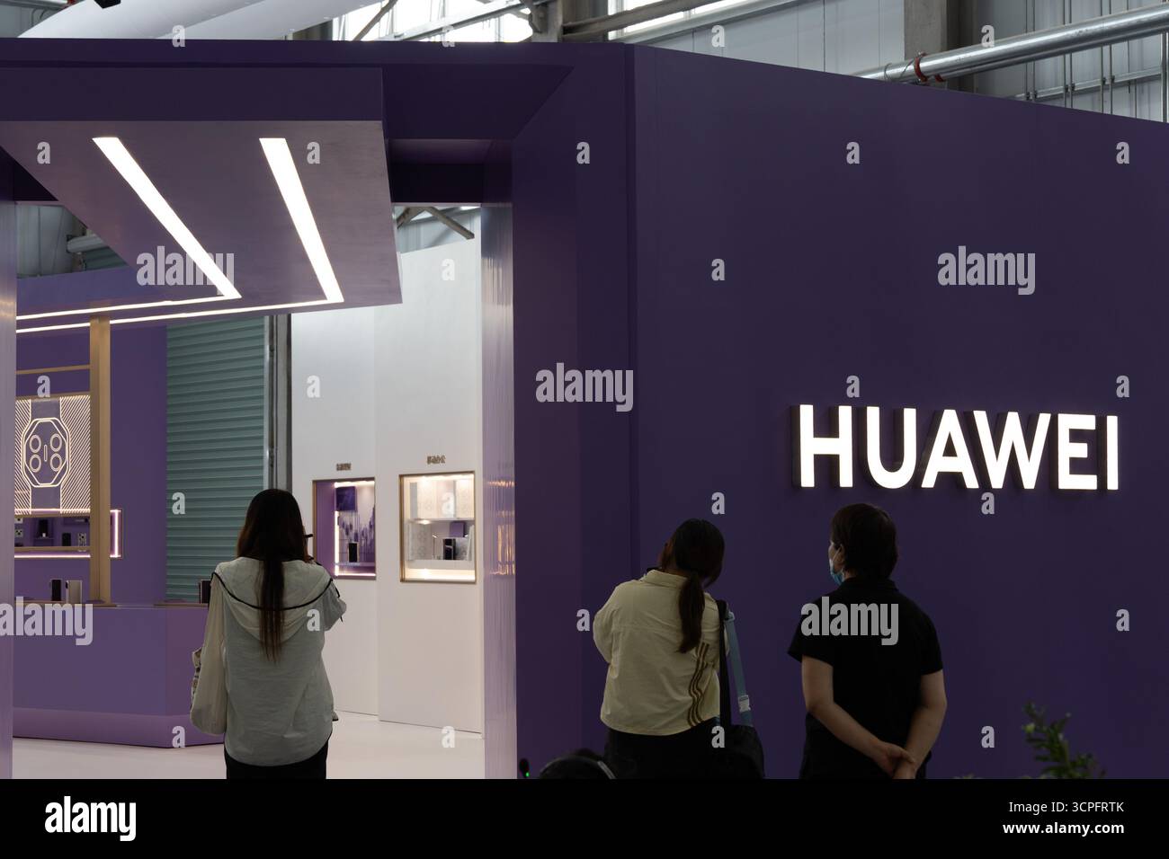 SHANGHAI, CHINA - SEPTEMBER 26, 2025 - The audience visited HUAWEI ...