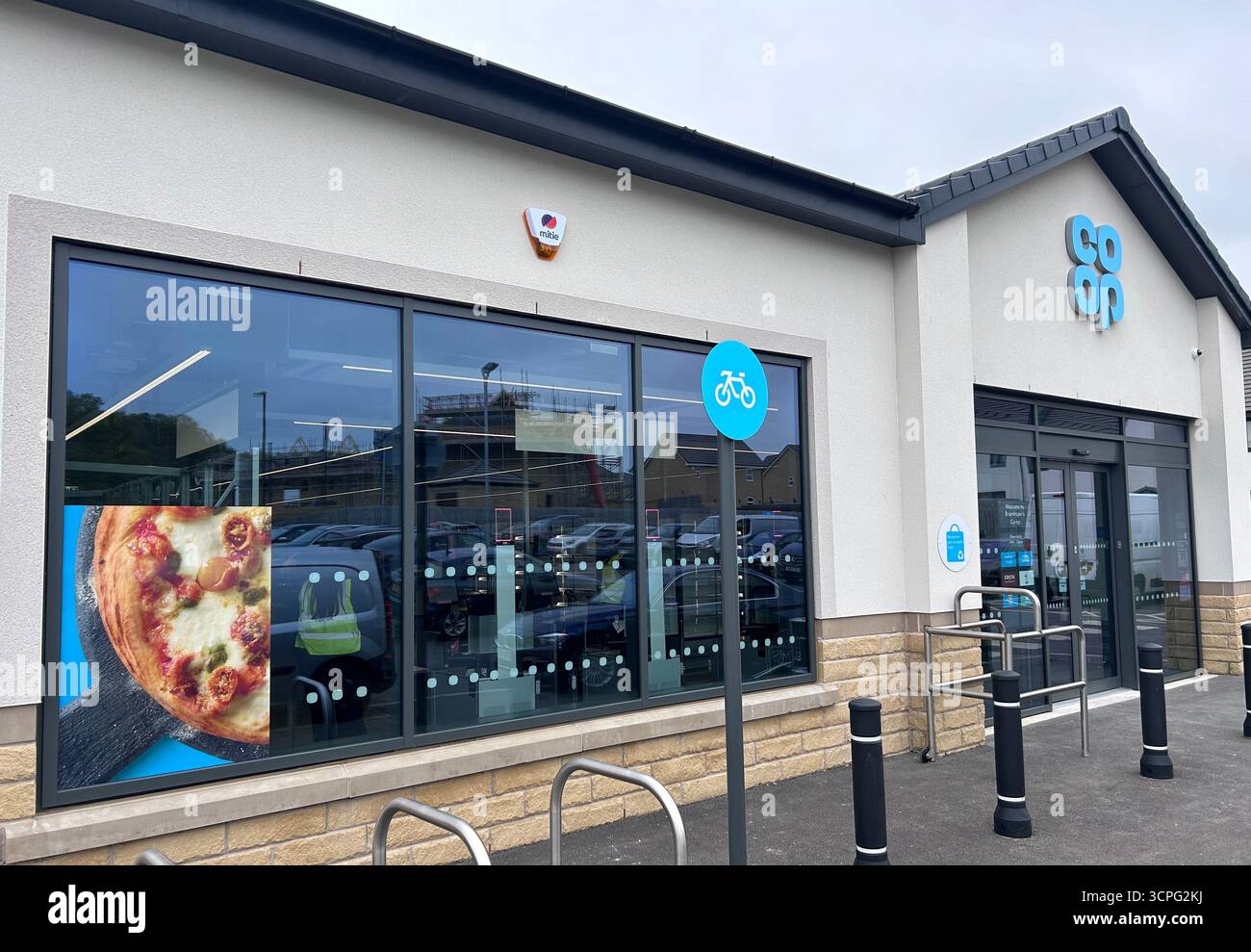 brand new convenience store front elevation Stock Photo - Alamy