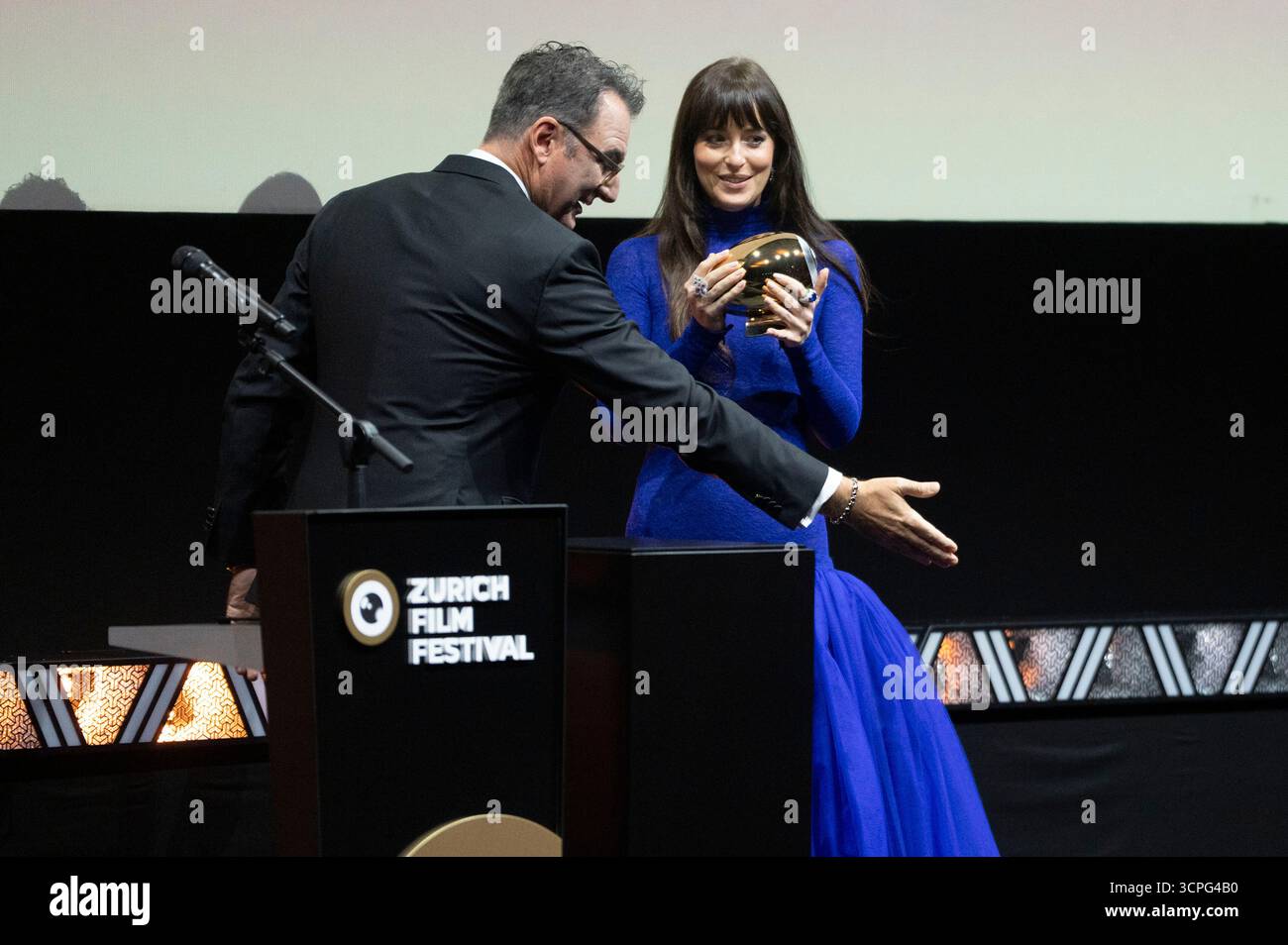 Christian Jungen und Dakota Johnson bei der Verleihung des Golden Eye ...