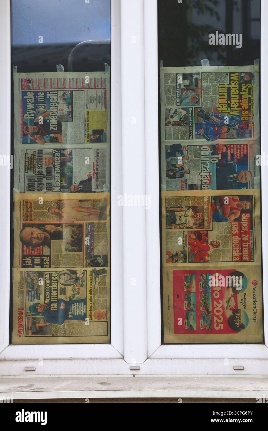 Newspapers covering the inside hi-res stock photography and images - Alamy
