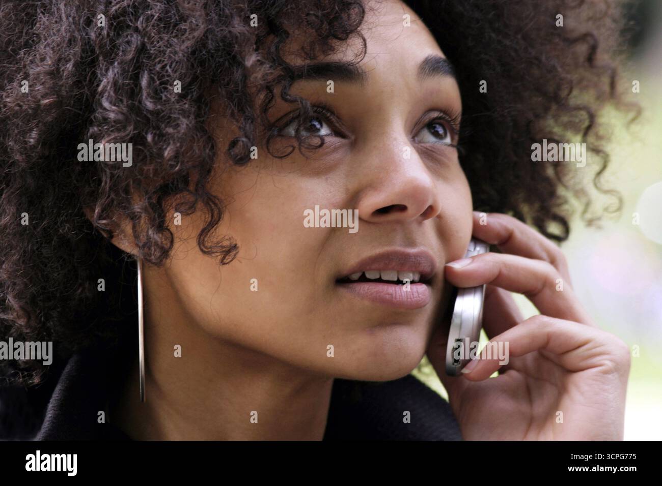Telefon / model realase vorhanden GER, 20250922, Junge Frau mit Telefon ...