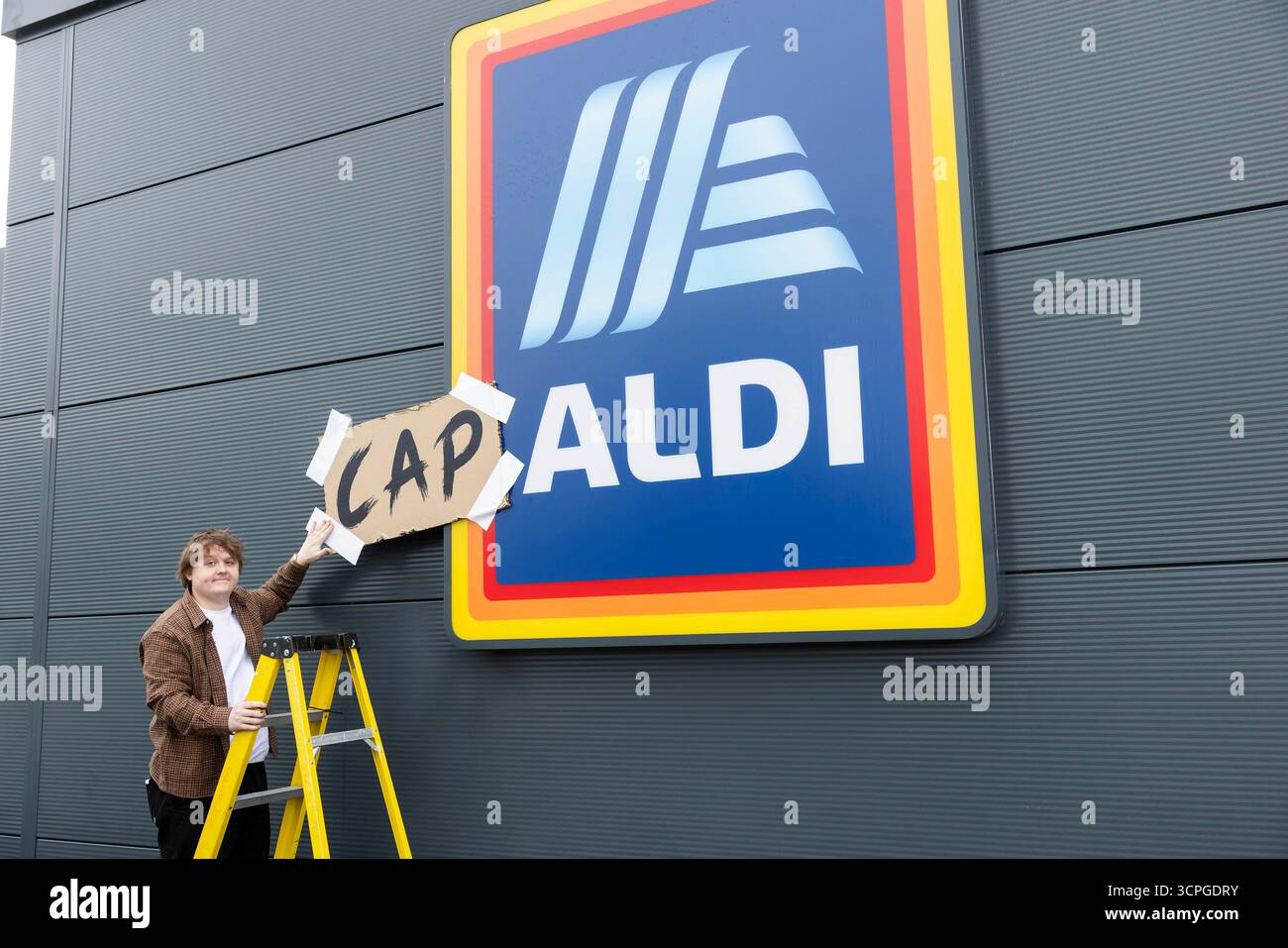 EDITORIAL USE ONLY Lewis Capaldi surprises shoppers with an impromptu ...