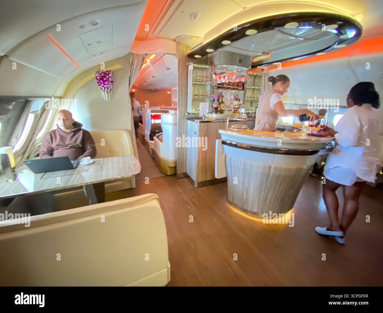 Emirates 380 airbus inflight bar hi-res stock photography and images ...