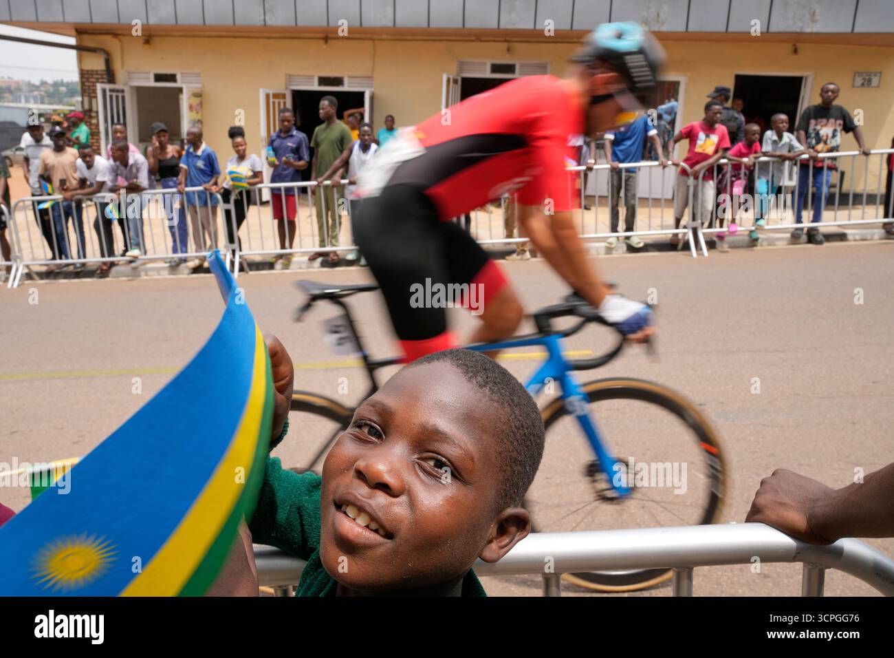 Spectators cheer as competitors ride past during the men's Under 23 ...