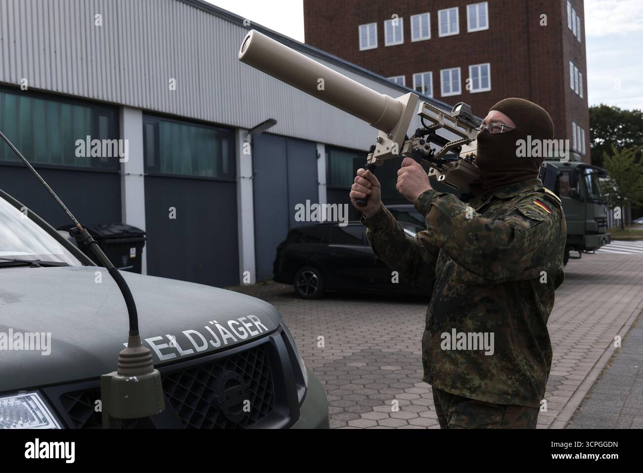 26 September 2025, Hamburg: A Bundeswehr soldier presents the Counter ...