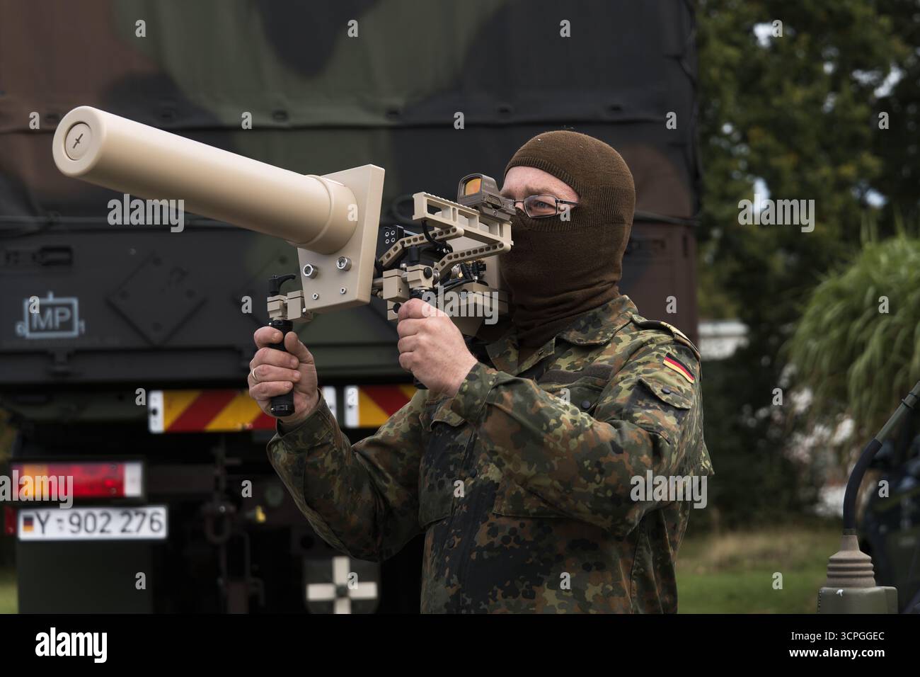 26 September 2025, Hamburg: A Bundeswehr soldier presents the Counter ...