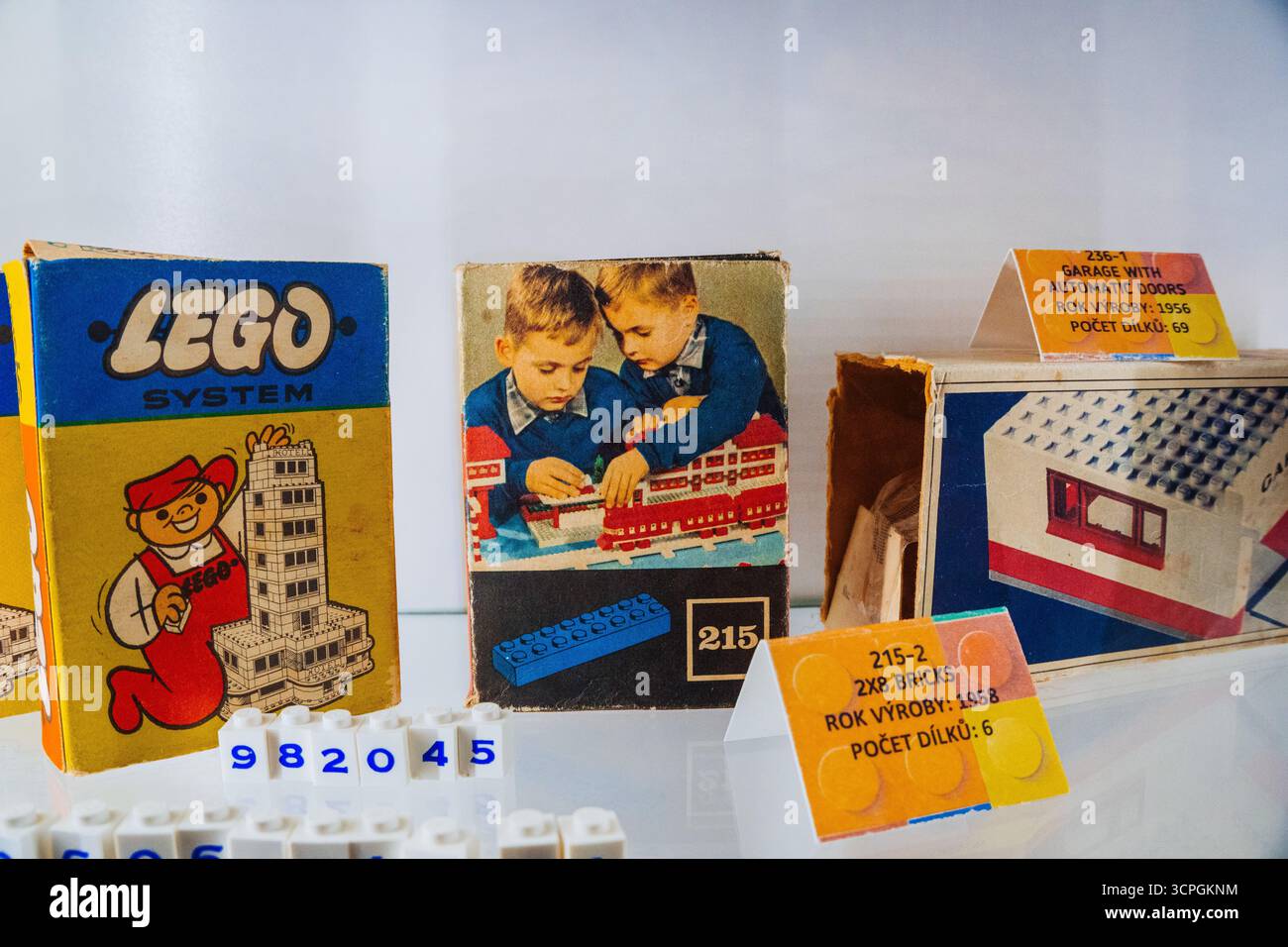 Vintage lego 1950s hi-res stock photography and images - Alamy