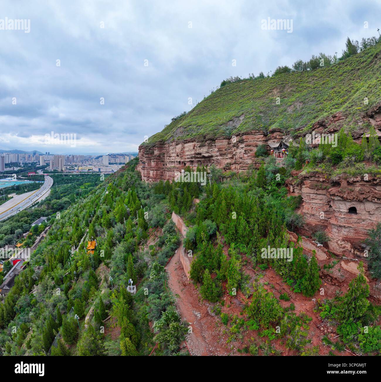 Chinas second largest suspended temple hi-res stock photography and ...