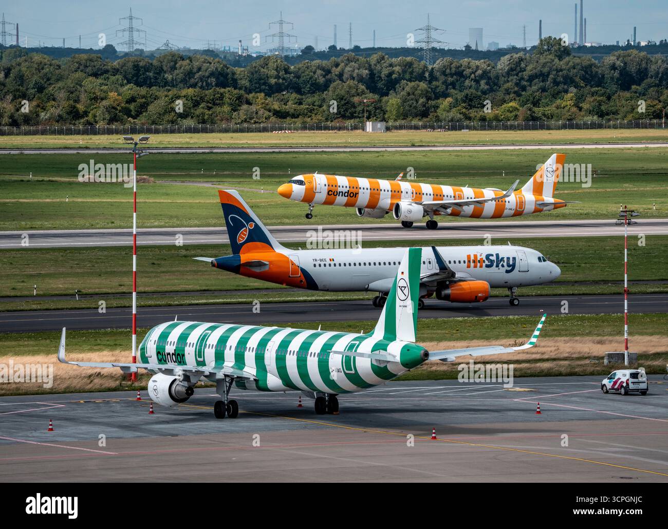 Düsseldorf Airport, Condor Airbus A321-200, aircraft on the apron ...