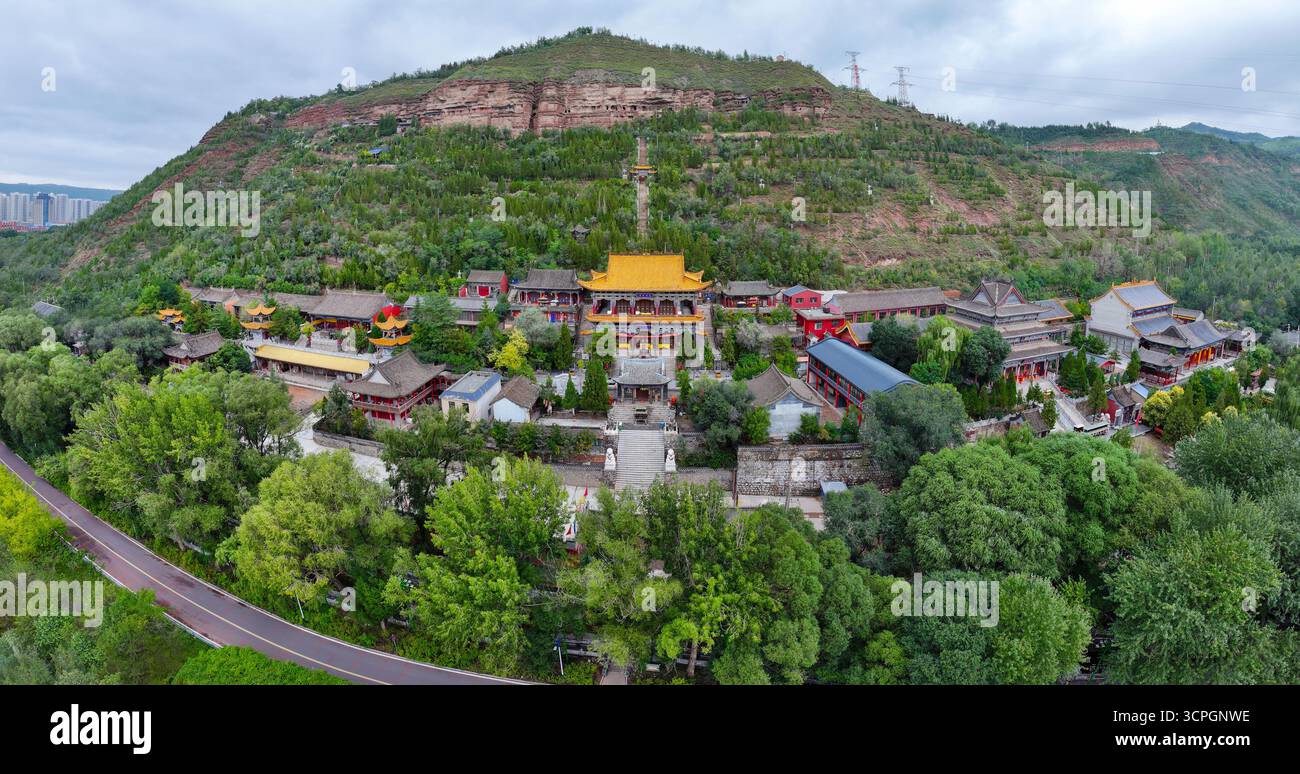 Chinas second largest suspended temple hi-res stock photography and ...