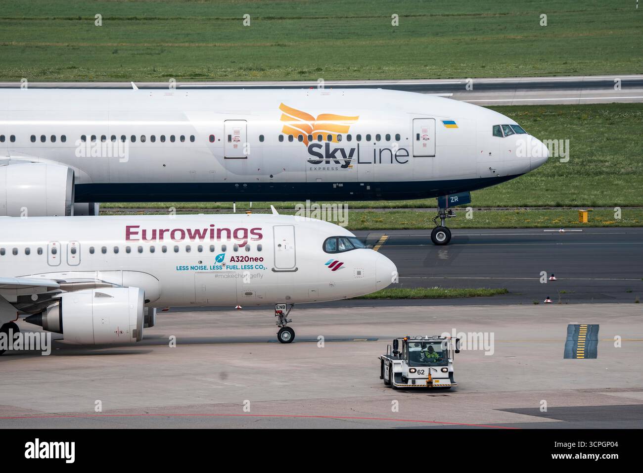 Skyline express airlines boeing 777 hi-res stock photography and images ...