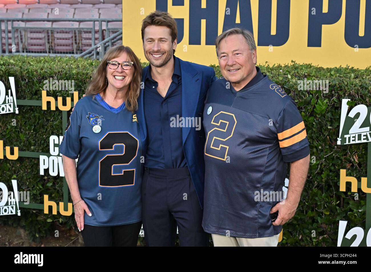 Cyndy Powell, Glen Powell und Glen Powell Sr. bei der Premiere der Hulu ...