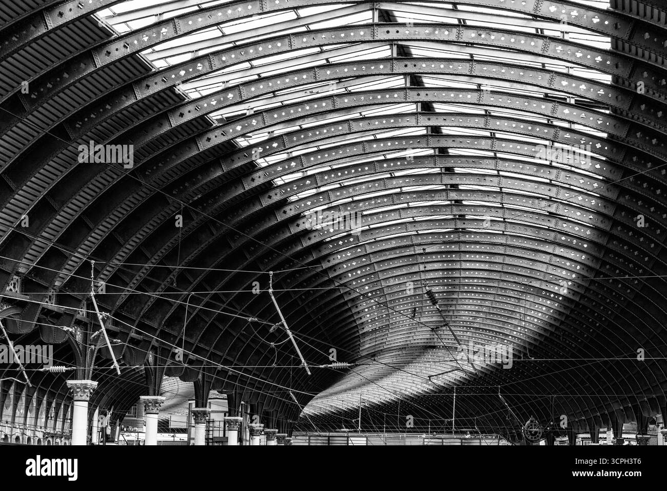 Majestic Roof of Trains Shed at York Railway Station Stock Photo - Alamy