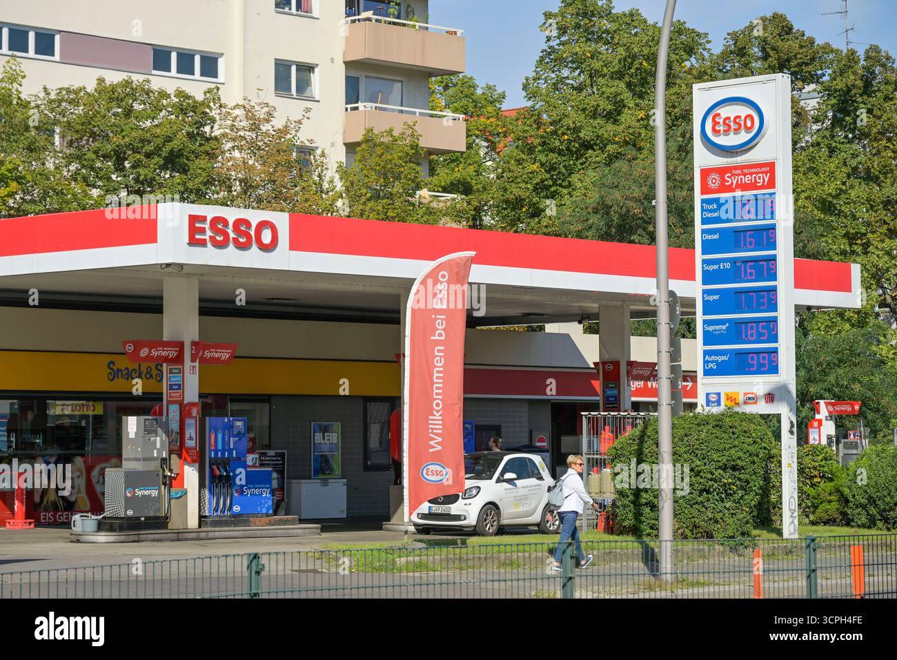 Esso Tankstelle, Tempelhofer Damm, Tempelhof, Tempelhof-Schöneberg ...