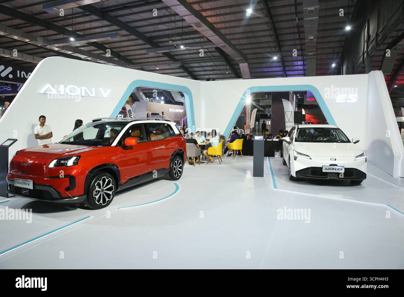 (250926) -- YANGON, Sept. 26, 2025 (Xinhua) -- People visit the Asian Expo Yangon 2025 at the ...